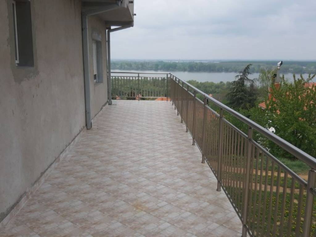 Trosobni stan Branislava Stankovica, Višnjica - Slanci, Beograd
