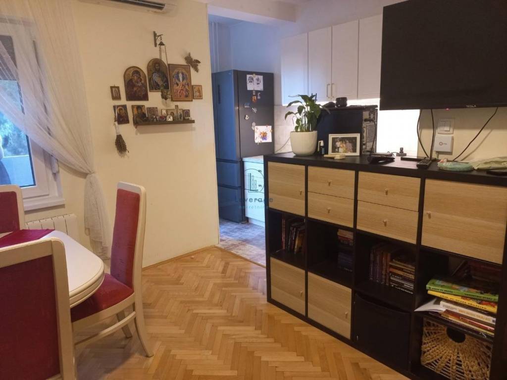 Dvosobni stan u dobrom stanju, drugi sprat, Julino brdo, Beograd