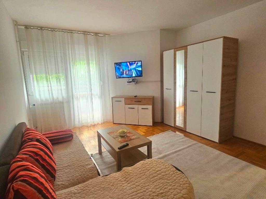 Dvosobni stan prvi sprat, Cerak - Filmski Grad, Beograd