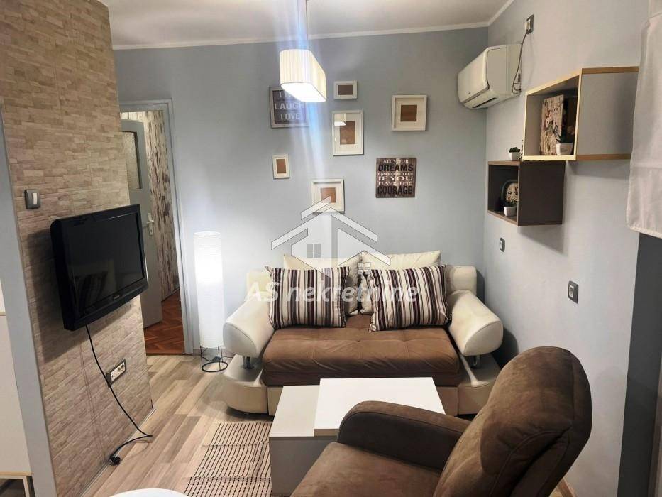Dvosobni stan u dobrom stanju, prvi sprat, Kalvarija, Beograd