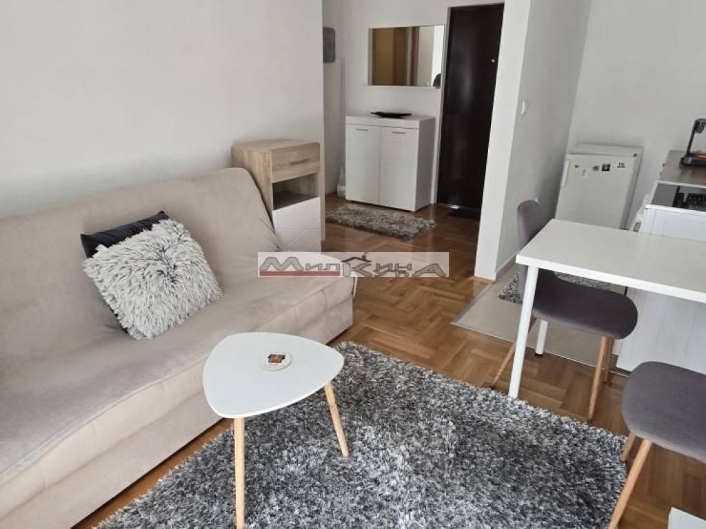 Dvosobni stan treći sprat, Vukov spomenik - Đeram, Beograd