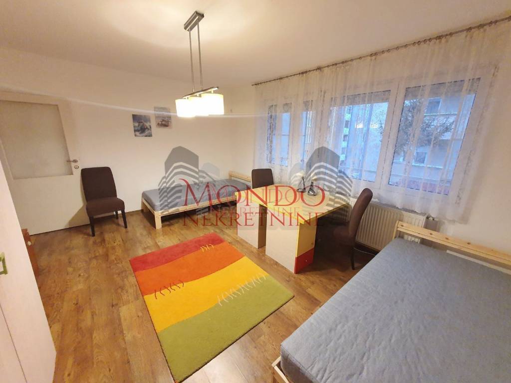 Trosobni stan treći sprat, Niš