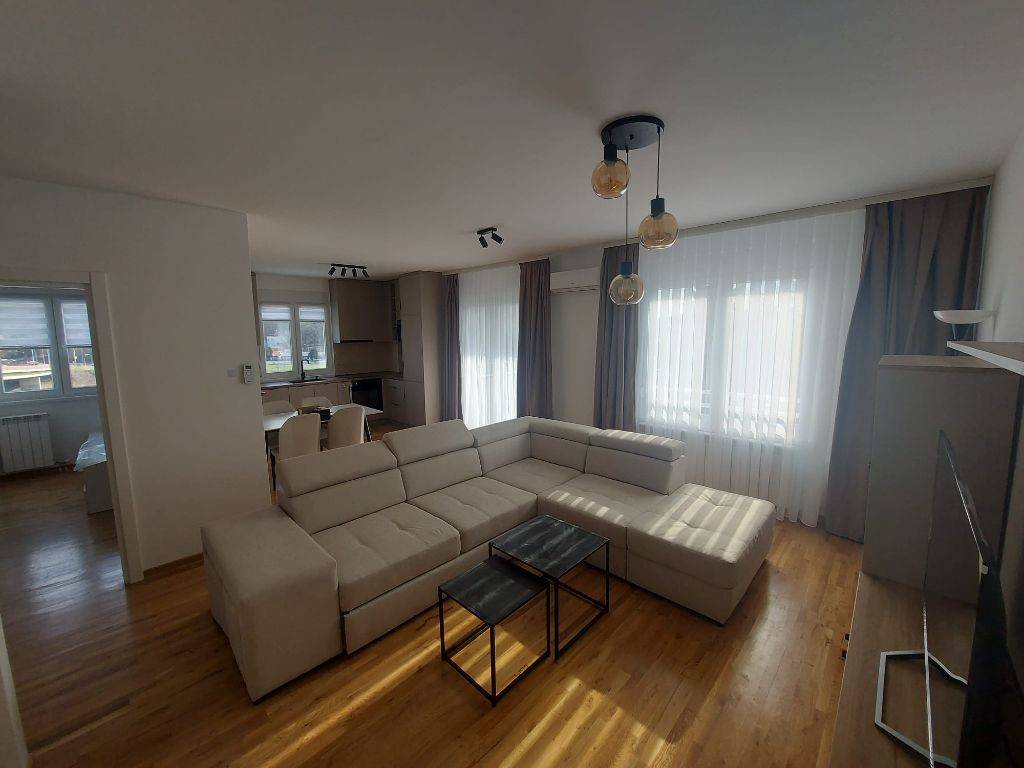Dvosobni stan Kraljice Jelene 18, Rakovica Centar - Skojevsko naselje, Beograd