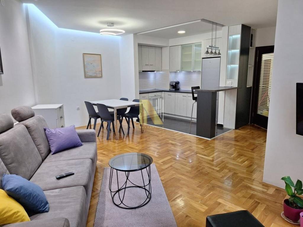 Dvosobni stan u dobrom stanju, 11, Cara Dušana - Adamovićevo naselje - Futoška, Novi Sad