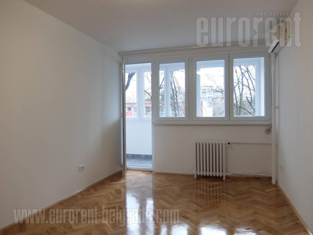 Trosobni stan prvi sprat, Beograd