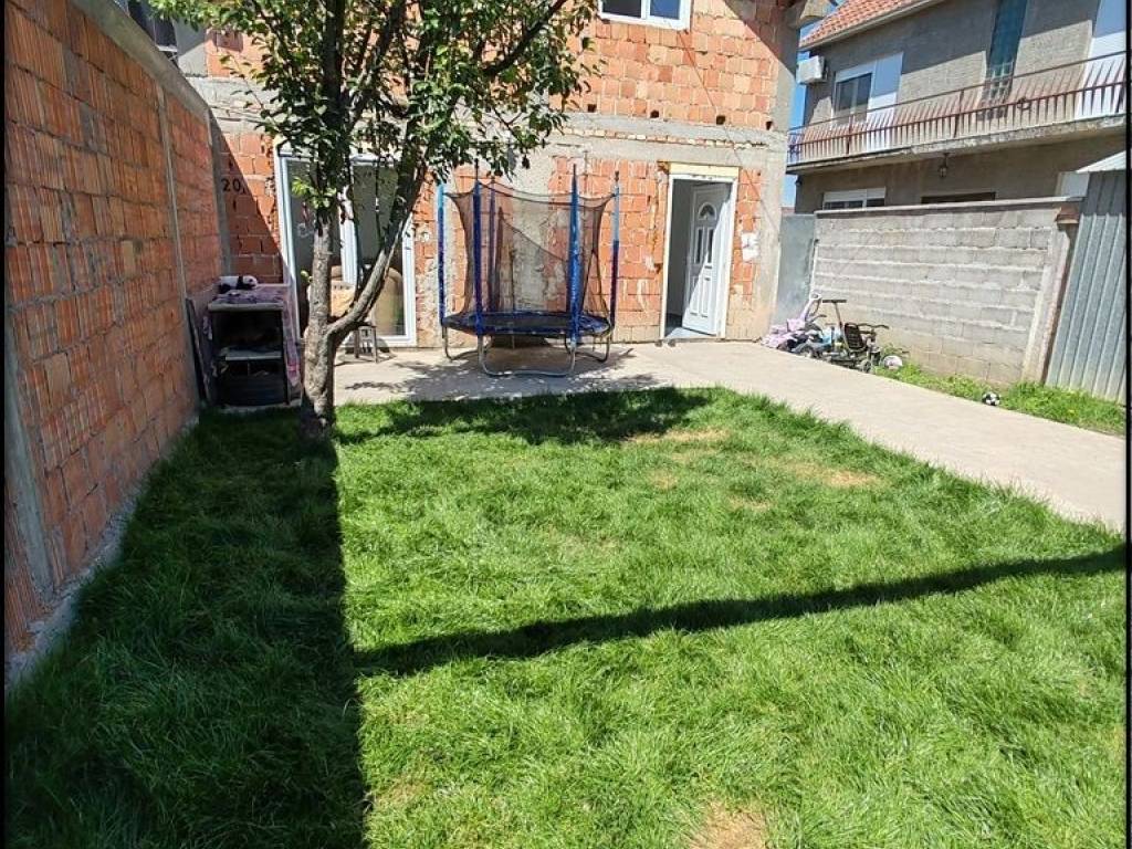 Samostalna porodična vila 108 m², za renoviranje, Centar, Stara Pazova