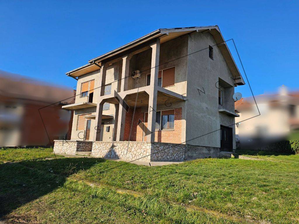 Samostalna porodična vila 190 m², u dobrom stanju, Centar, Kraljevo