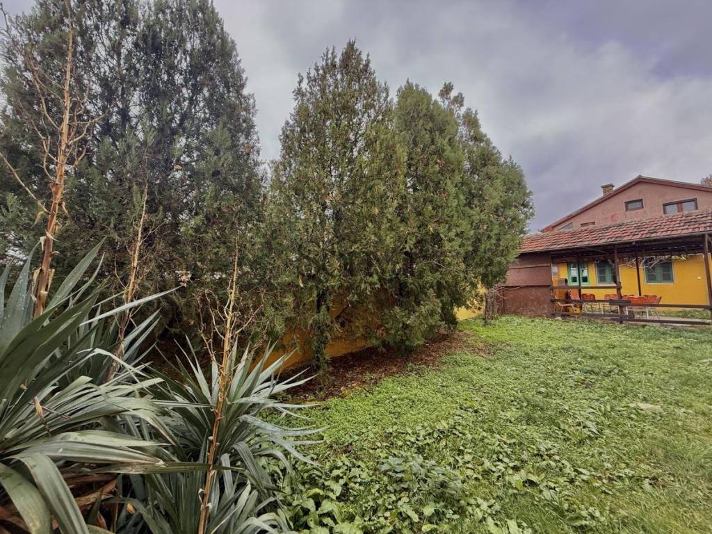 Samostalna porodična vila 137 m², u dobrom stanju, Centar, Sremska Mitrovica