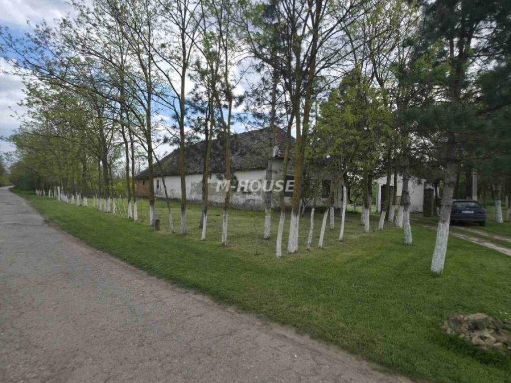 Samostalna porodična vila 190 m², u dobrom stanju, Sombor