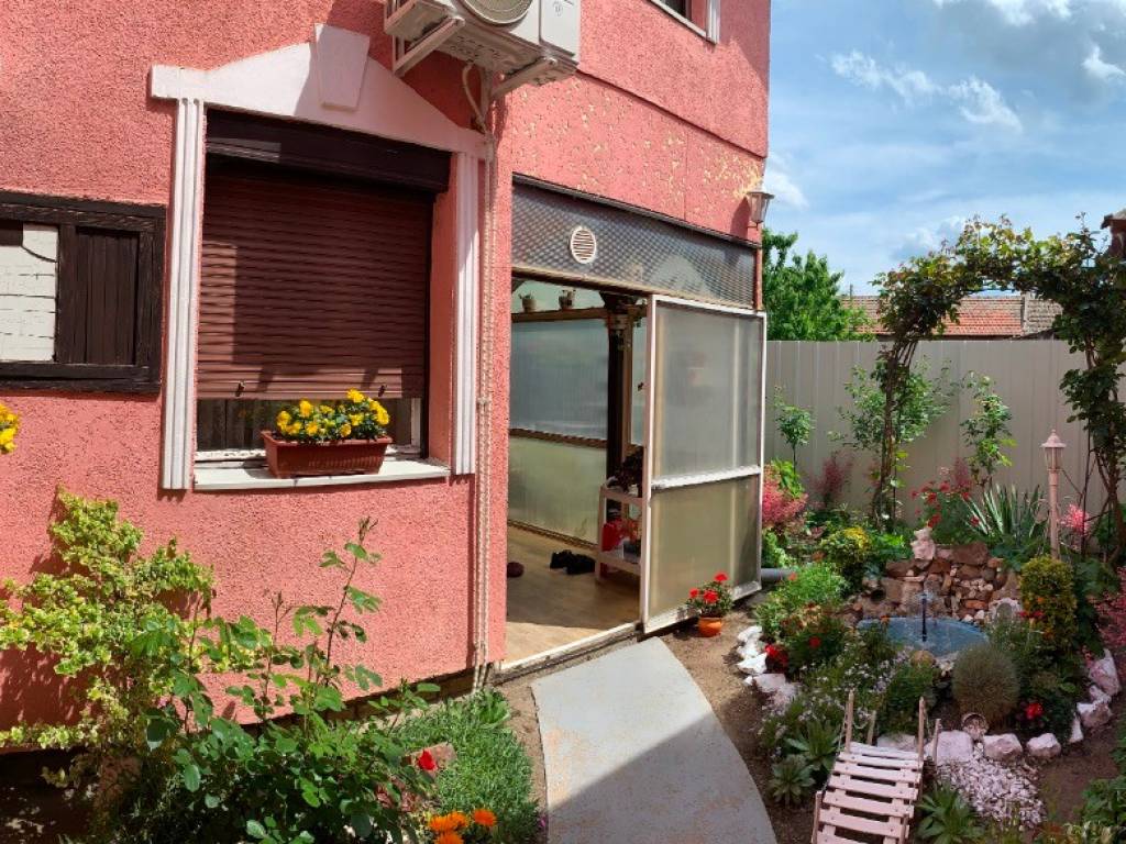 Samostalna porodična vila 117 m², u dobrom stanju, Dudova šuma, Zorka, Subotica