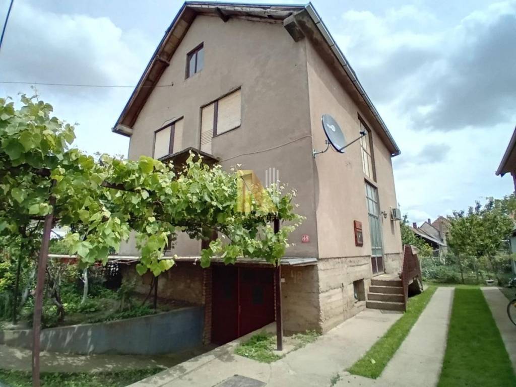 Samostalna porodična vila 98 m², u dobrom stanju, Ruma