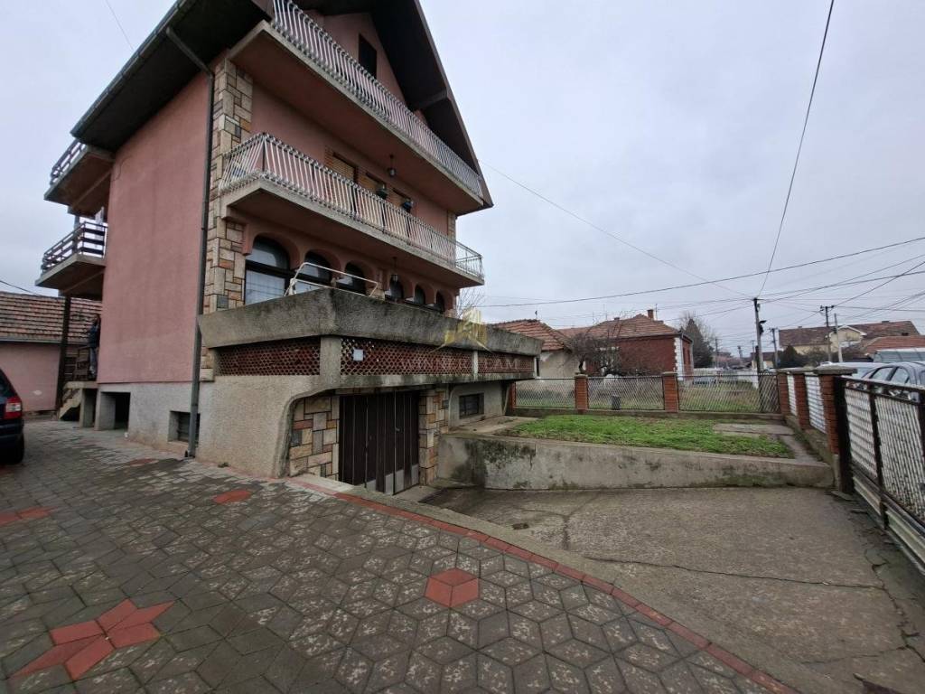 Samostalna porodična vila 240 m², u dobrom stanju, Kruševac