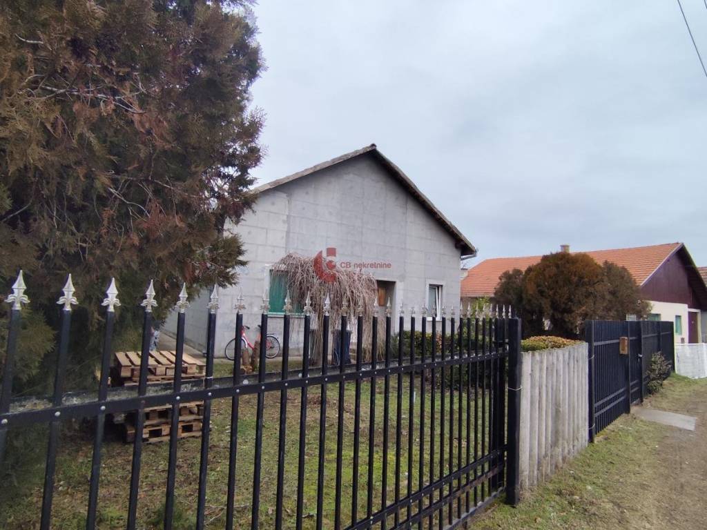 Samostalna porodična vila 117 m², u dobrom stanju, Dudova šuma, Zorka, Subotica