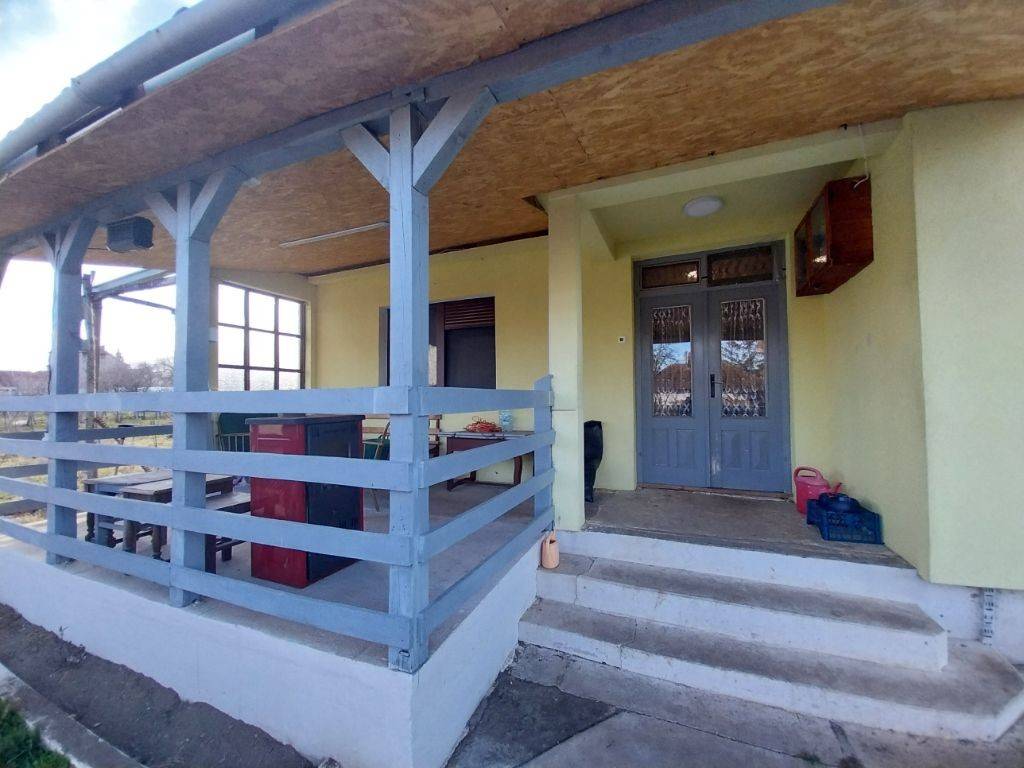 Samostalna porodična vila 175 m², u dobrom stanju, Batočina
