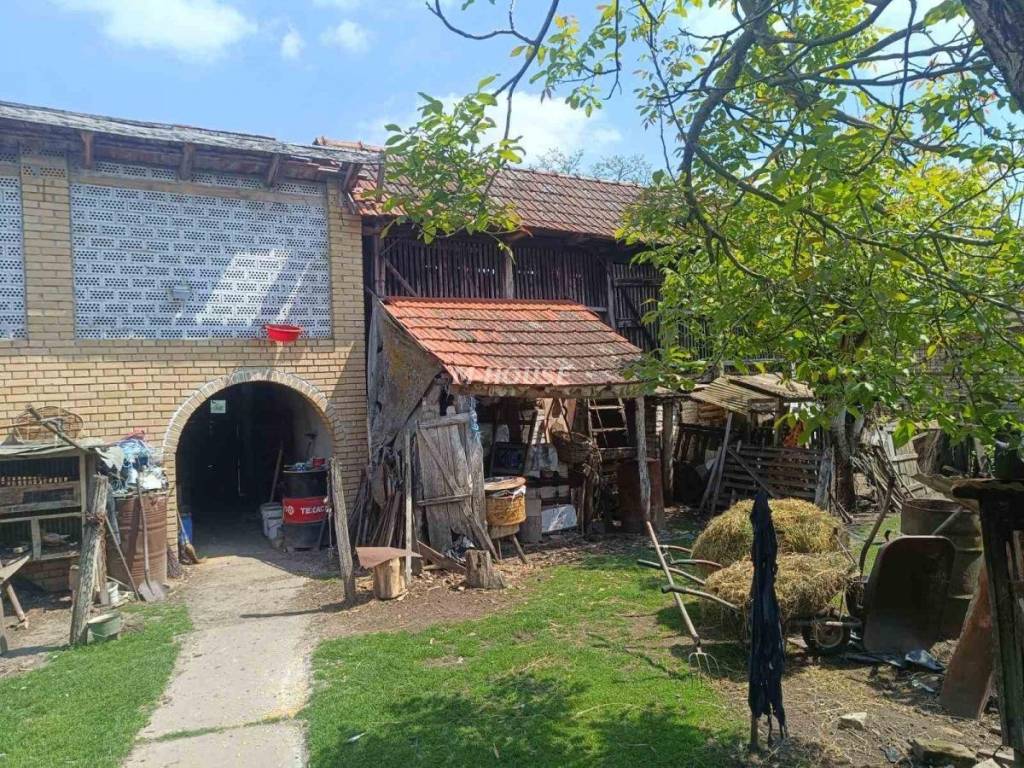 Samostalna porodična vila 164 m², u dobrom stanju, Sombor
