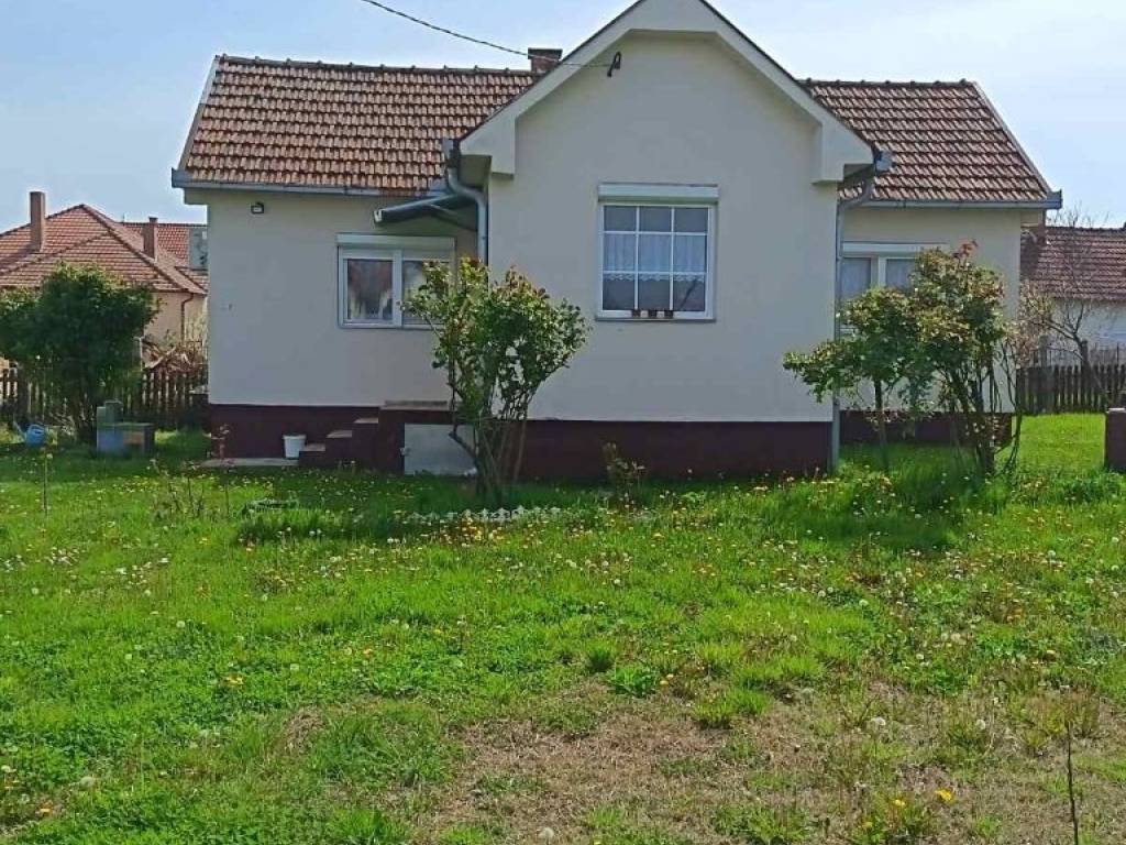 Samostalna porodična vila 55 m², za renoviranje, Šabac
