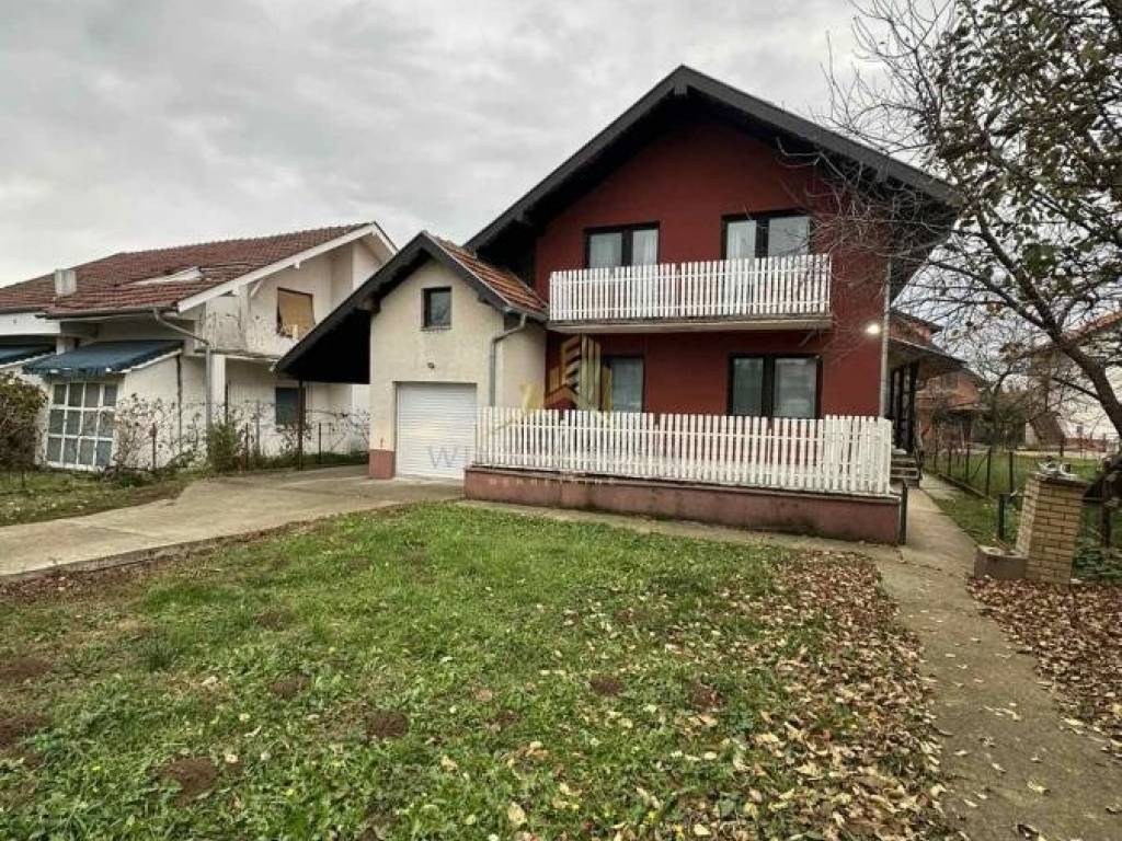Samostalna porodična vila 250 m², u dobrom stanju, Jagodina