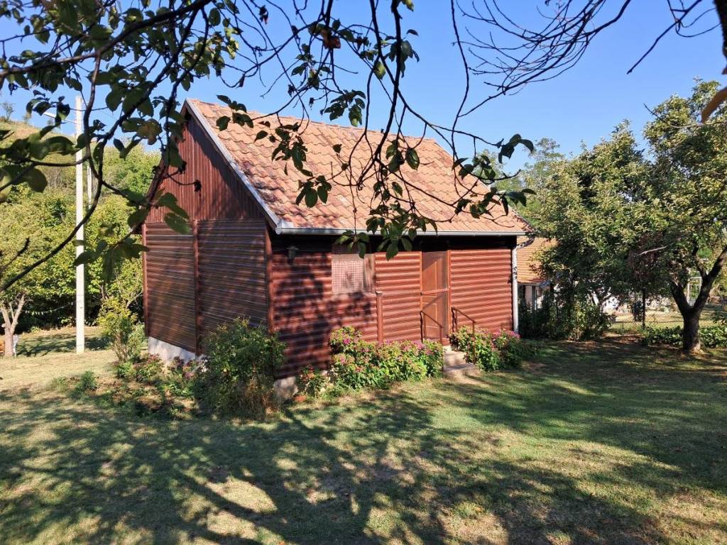 Samostalna porodična vila 31 m², u dobrom stanju, Industrijska zona, Beočin
