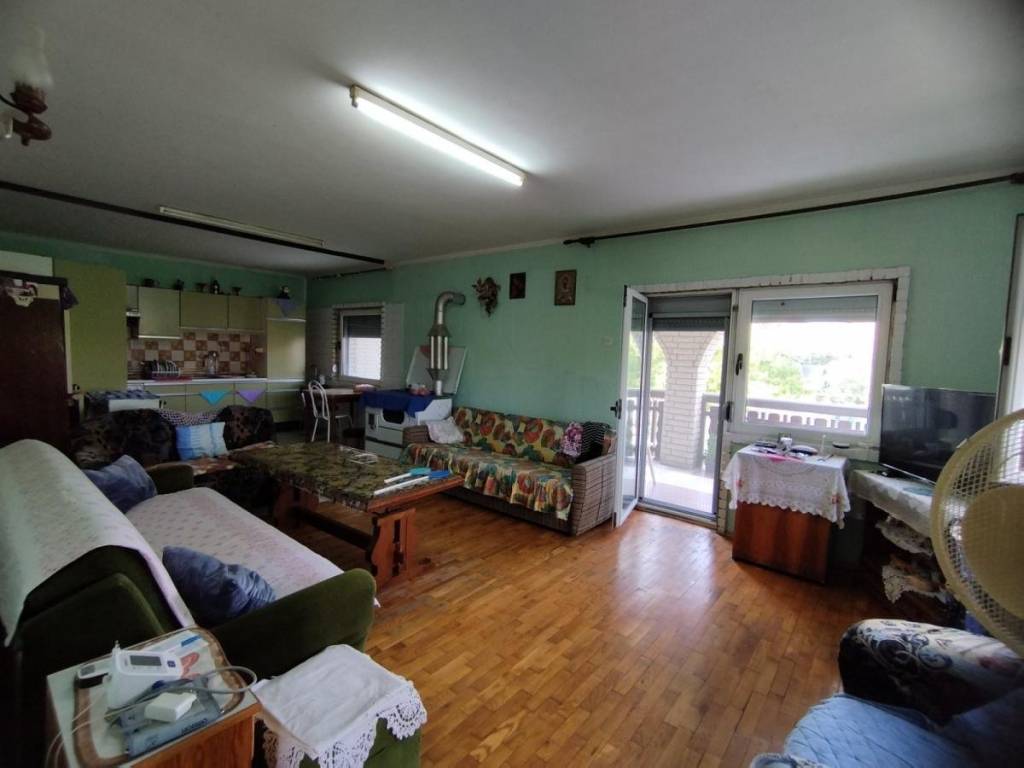 Samostalna porodična vila 300 m², u dobrom stanju, Batočina