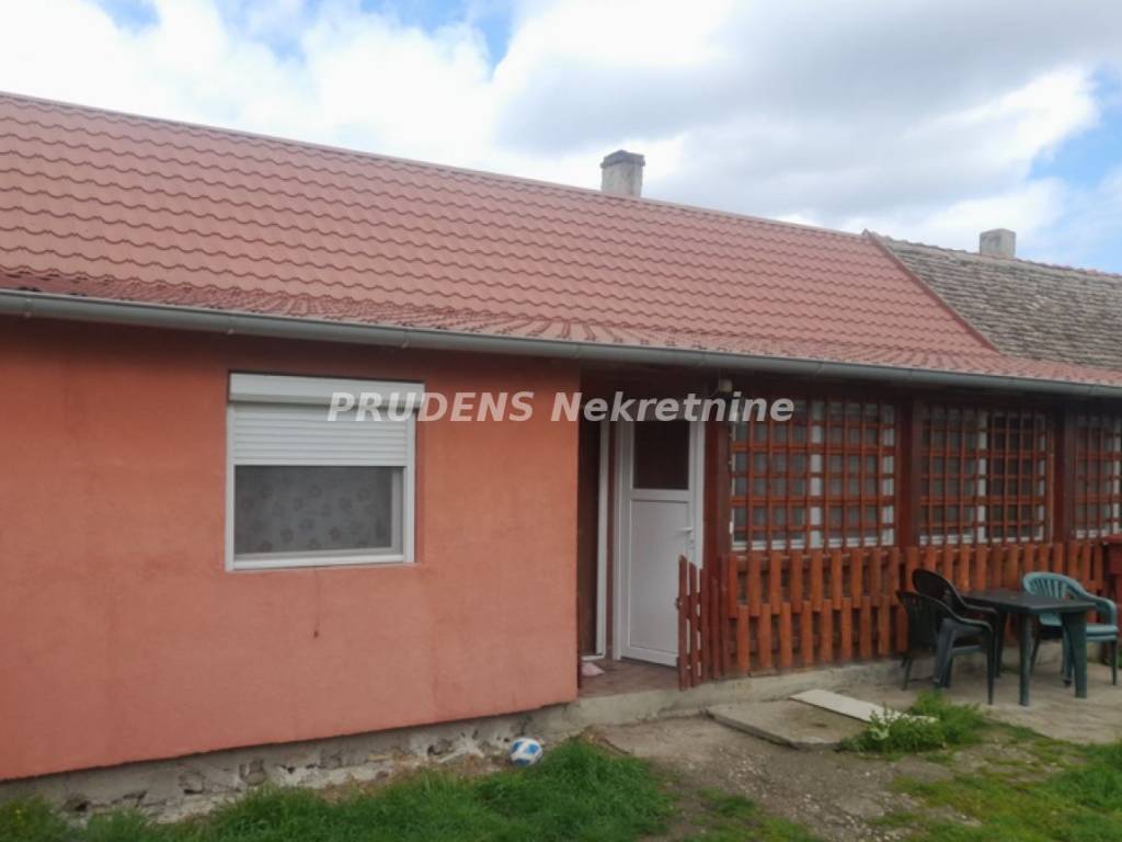 Samostalna porodična vila Karlovčić, Centar, Pećinci