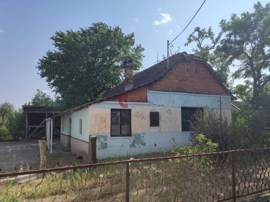 Samostalna porodična vila 90 m², u dobrom stanju, Centar 1, Subotica
