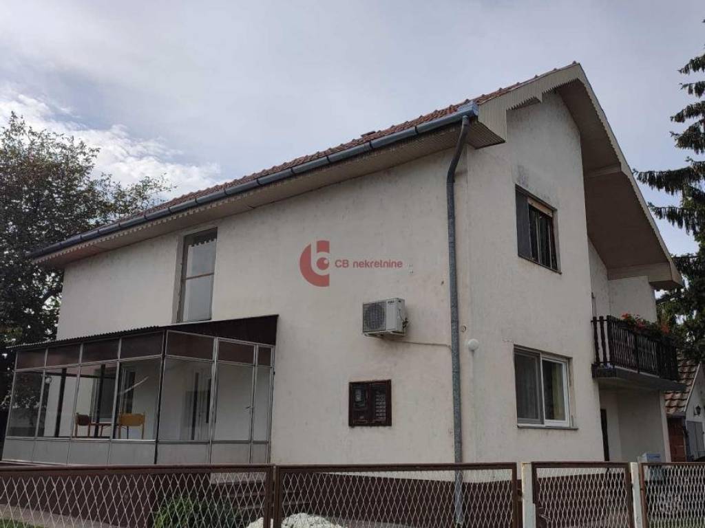 Samostalna porodična vila 250 m², u dobrom stanju, Centar 1, Subotica