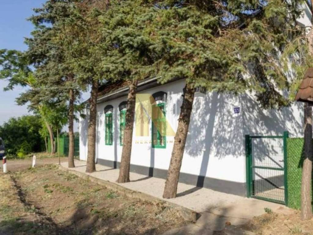Samostalna porodična vila 275 m², u dobrom stanju, Istok