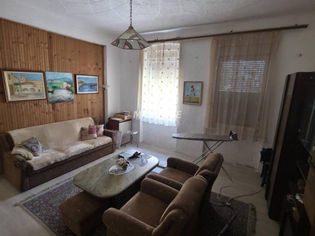 Samostalna porodična vila 94 m², u dobrom stanju, Sombor