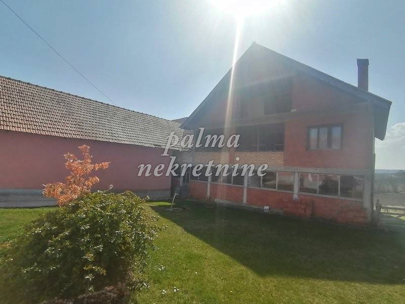 Samostalna porodična vila 220 m², za renoviranje, Topola