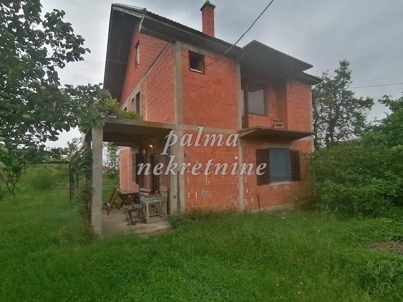 Samostalna porodična vila 230 m², za renoviranje, Pivara, Kragujevac
