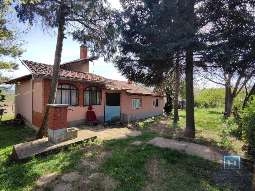 Samostalna porodična vila 80 m², u dobrom stanju, Jagodina