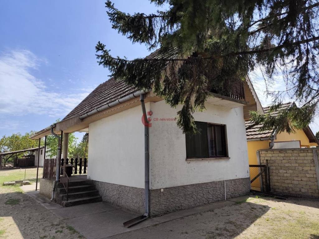 Samostalna porodična vila 44 m², u dobrom stanju, Centar 1, Subotica