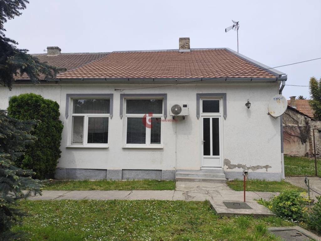 Samostalna porodična vila 55 m², u dobrom stanju, Centar 1, Subotica