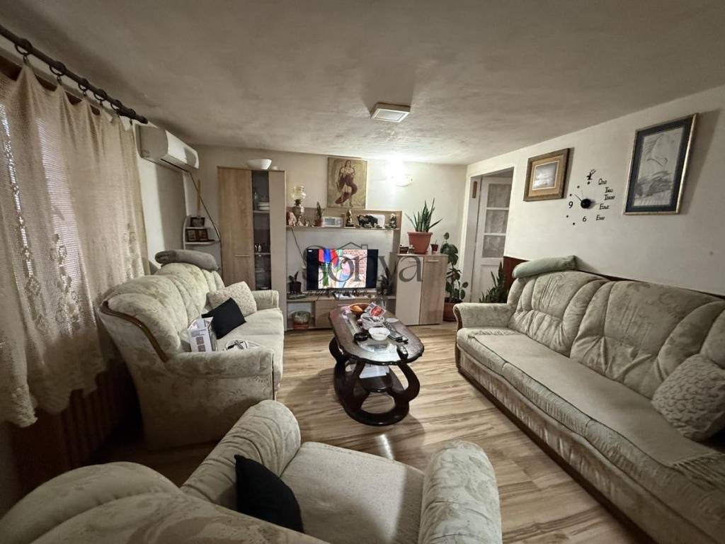 Samostalna porodična vila 173 m², u dobrom stanju, Centar, Sremska Mitrovica