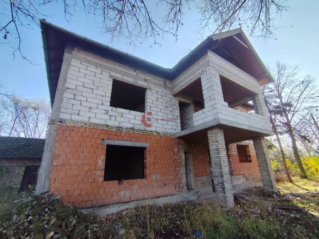 Samostalna porodična vila 444 m², u dobrom stanju, Makova sedmica, Subotica