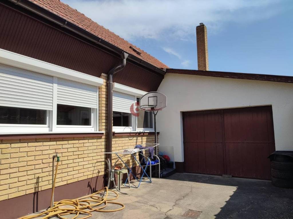 Samostalna porodična vila 196 m², u dobrom stanju, Dudova šuma, Zorka, Subotica