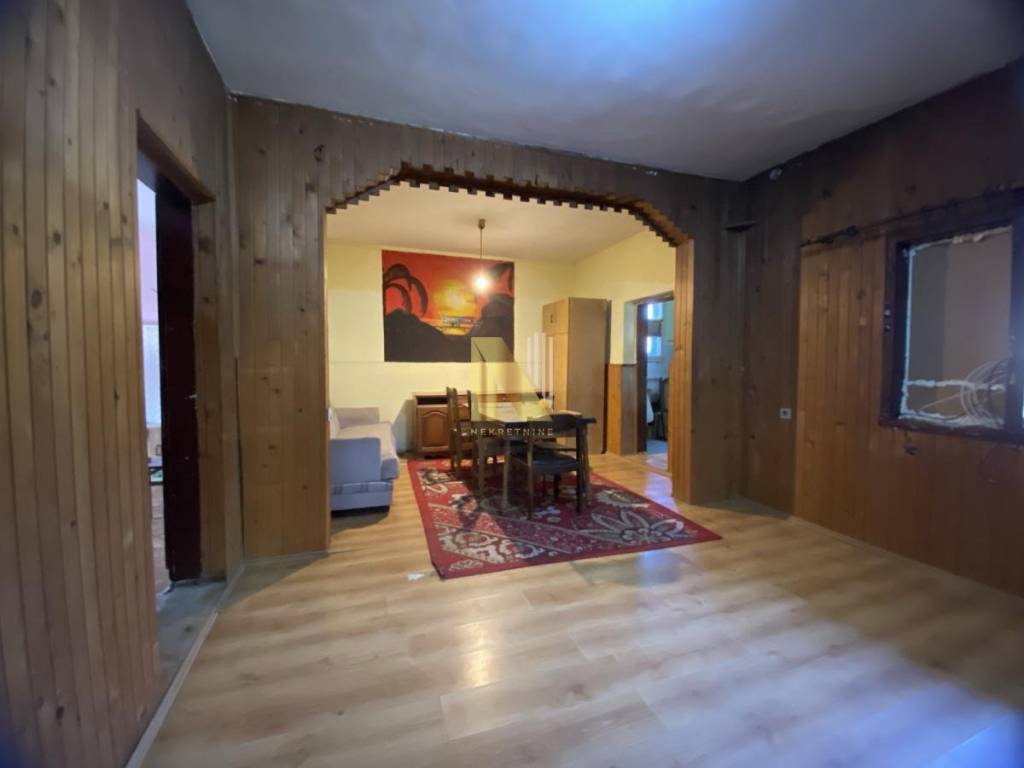 Samostalna porodična vila 112 m², u dobrom stanju, Centar - Novi Bulevar, Novi Sad