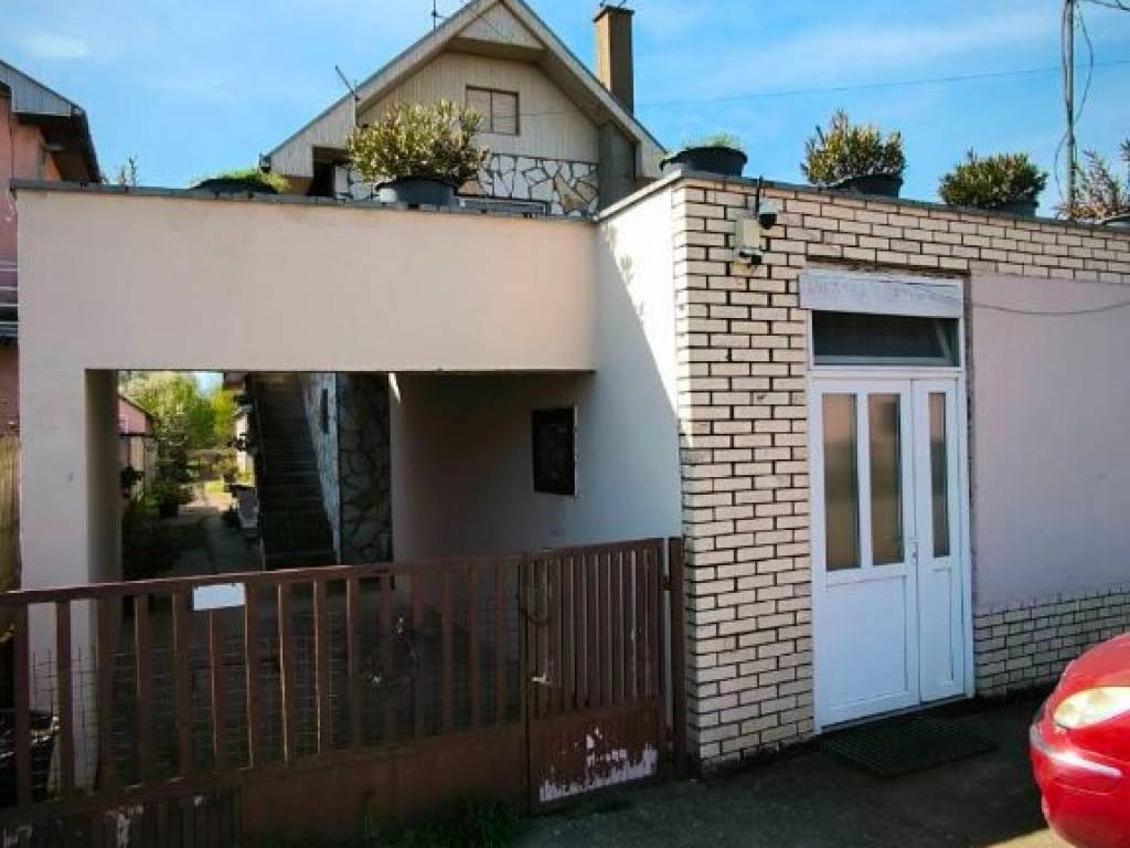 Samostalna porodična vila 105 m², za renoviranje, Bogatić