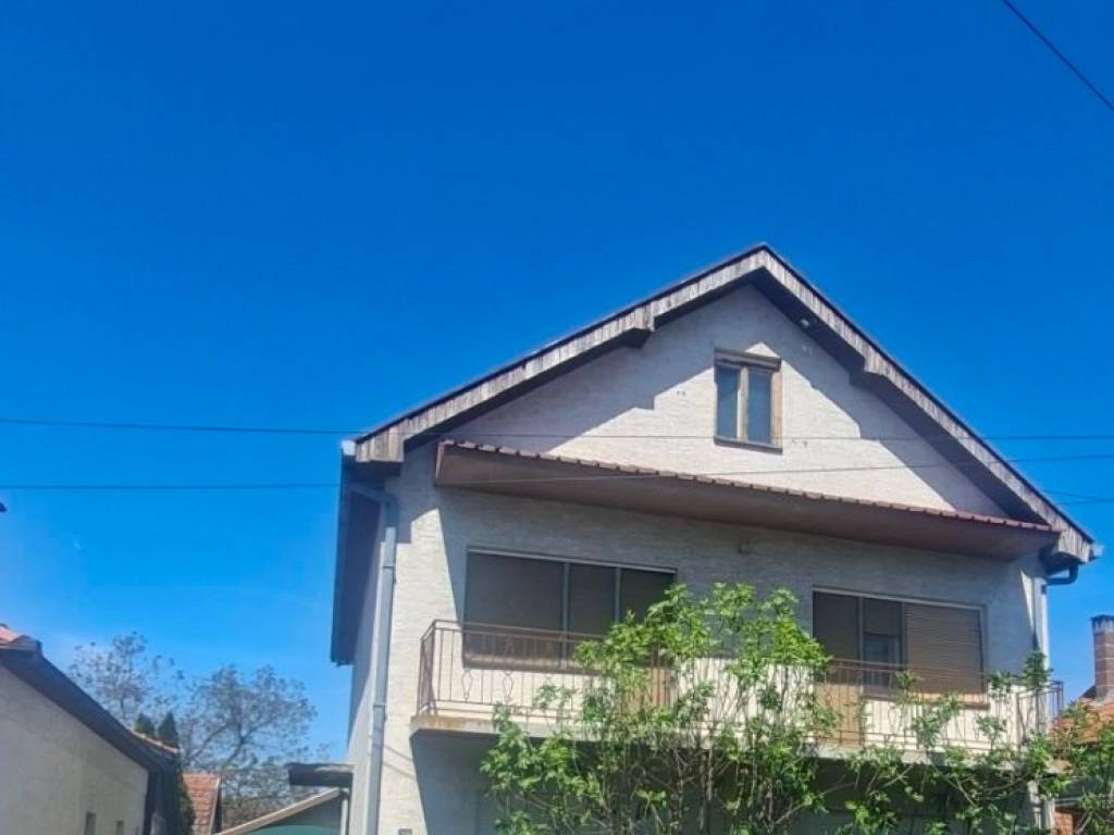 Samostalna porodična vila 200 m², odlično stanje, Centar, Inđija
