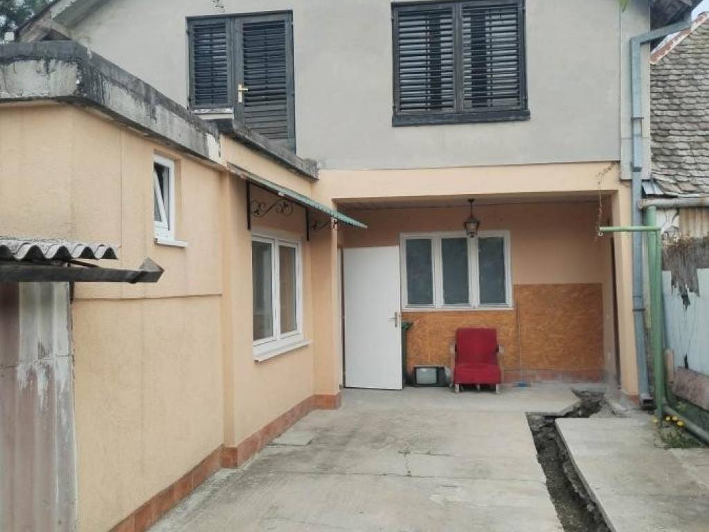 Samostalna porodična vila 168 m², u dobrom stanju, Novi Majur - Blok 8, Novi Sad