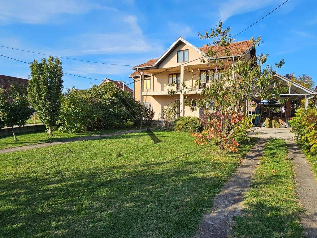 Samostalna porodična vila 271 m², odlično stanje, Centar, Kraljevo