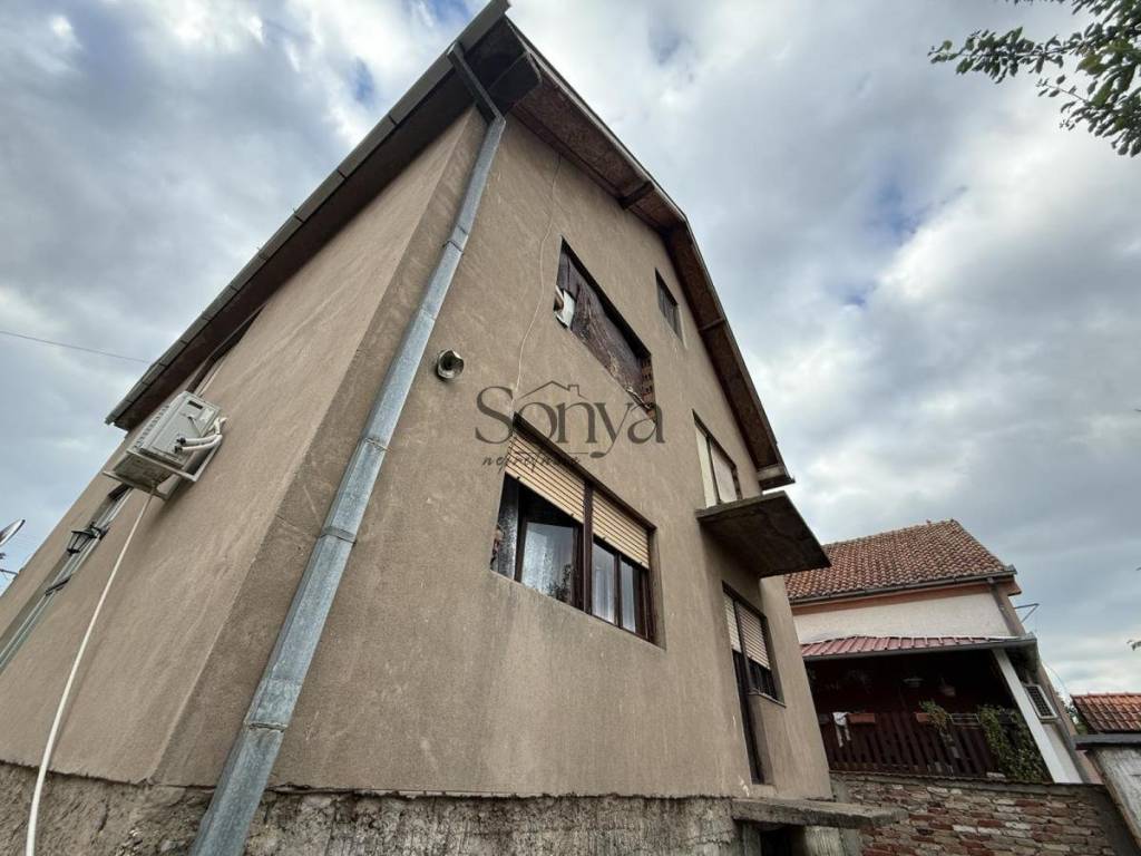 Samostalna porodična vila 241 m², u dobrom stanju, Ruma