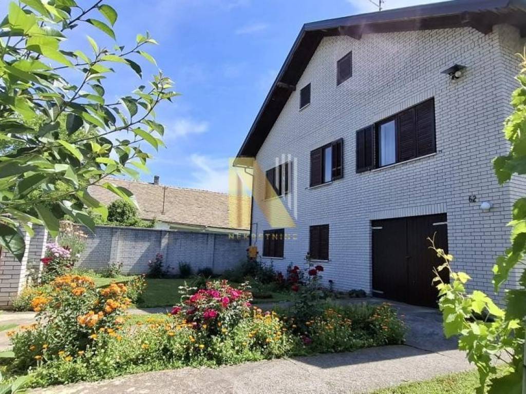 Samostalna porodična vila 165 m², u dobrom stanju, Trstenik