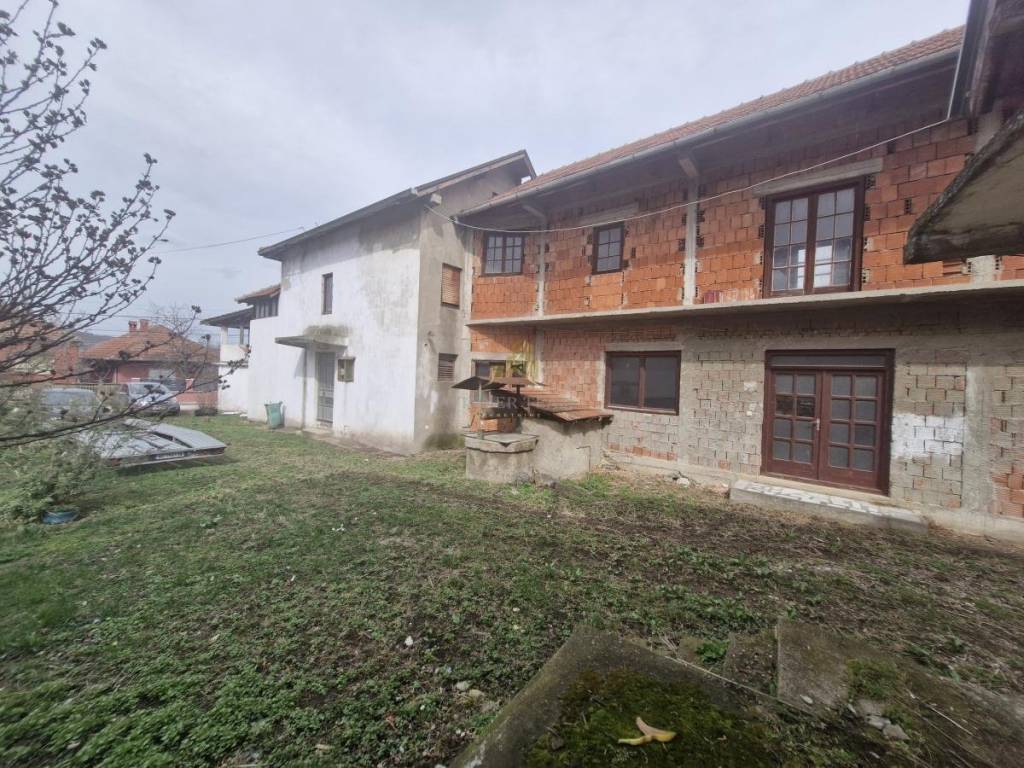 Samostalna porodična vila 350 m², Jagodina