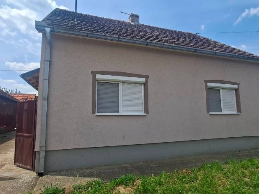 Samostalna porodična vila 115 m², za renoviranje, Centar, Inđija