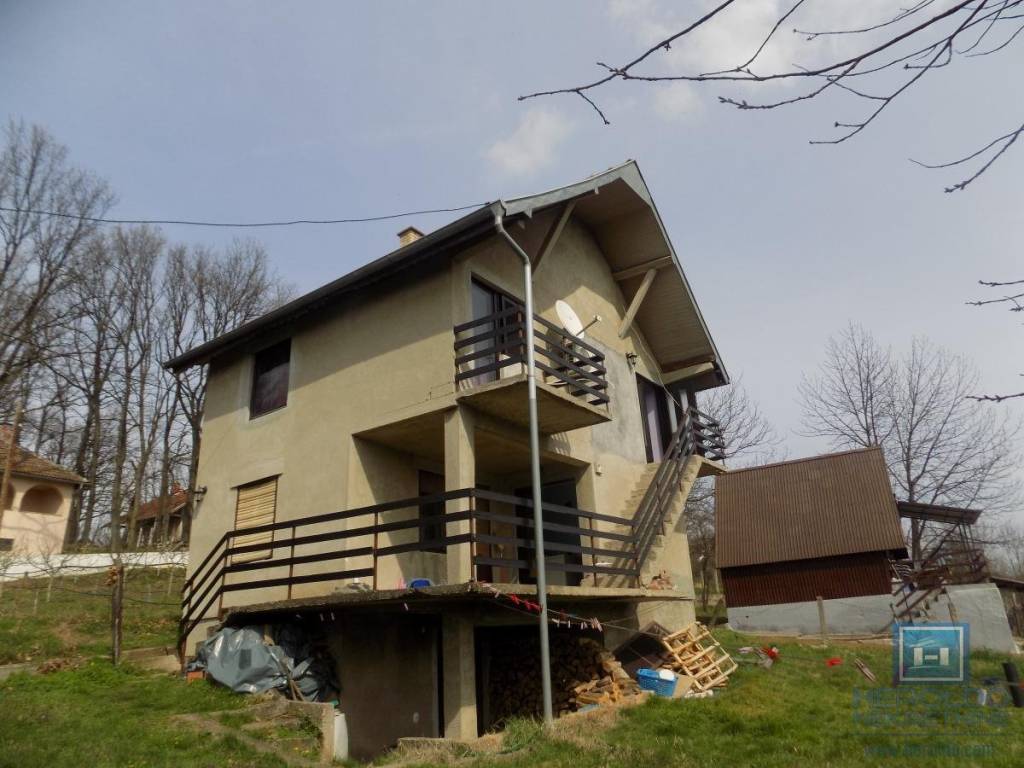 Samostalna porodična vila 120 m², u dobrom stanju, Paraćin