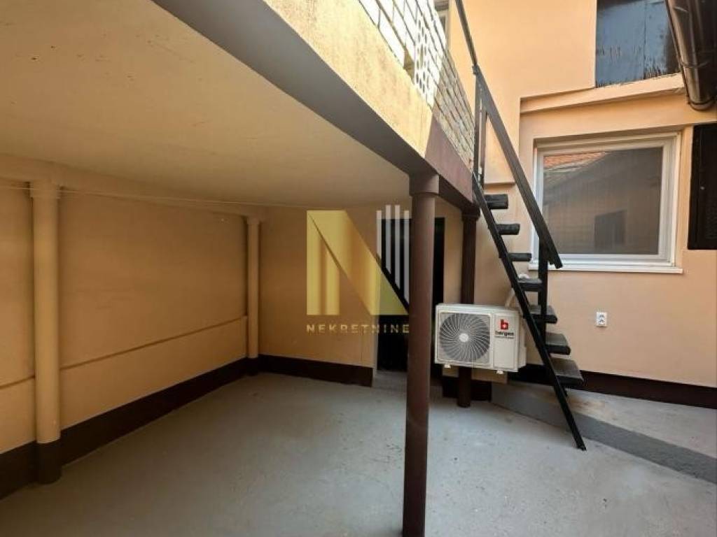 Samostalna porodična vila 71 m², u dobrom stanju, Centar, Sremski Karlovci