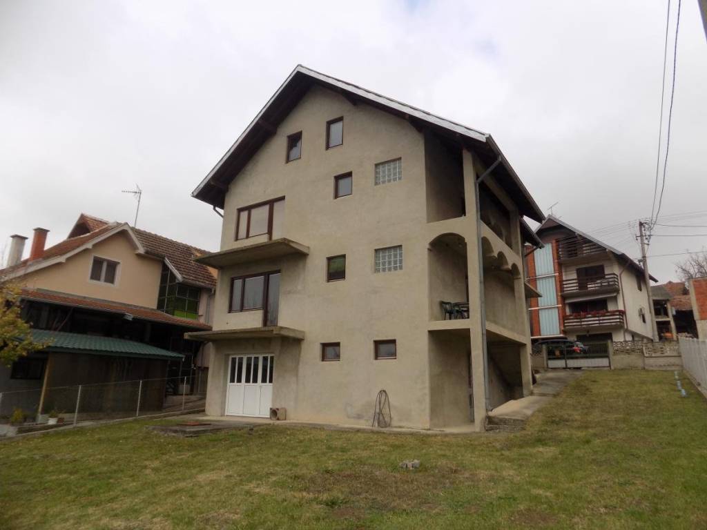 Samostalna porodična vila 315 m², u dobrom stanju, Paraćin