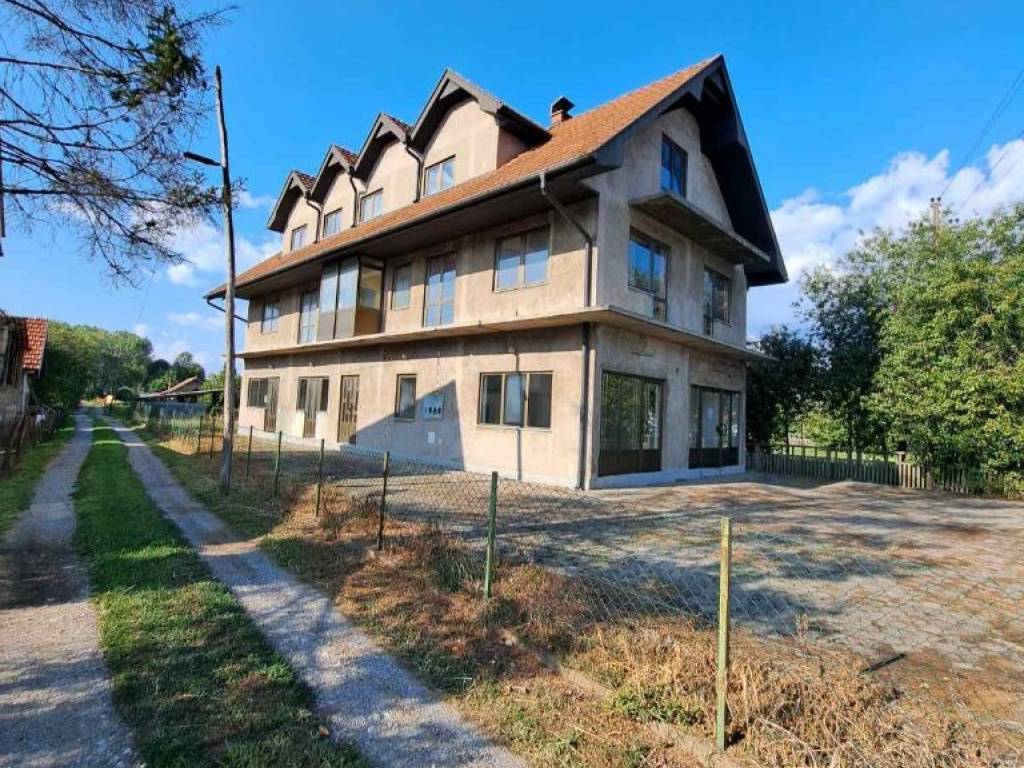 Samostalna porodična vila 464 m², za renoviranje, Loznica