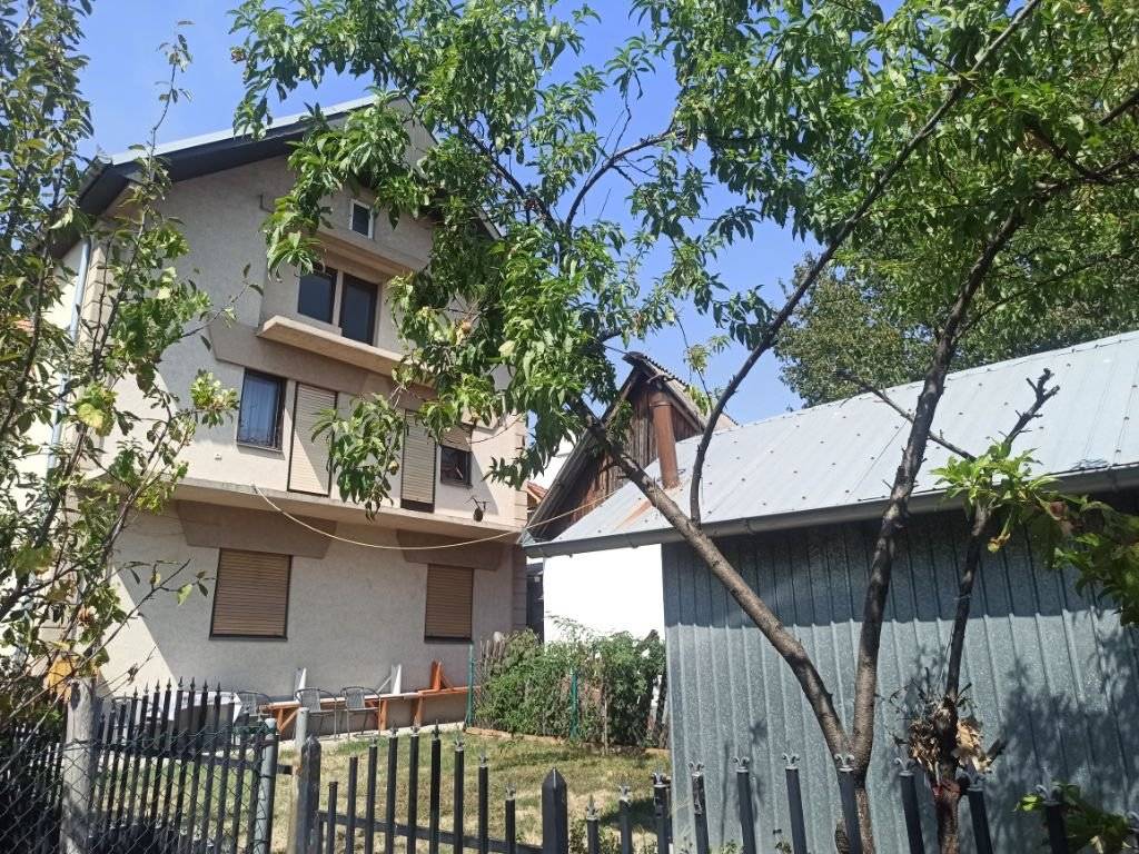 Samostalna porodična vila 180 m², u dobrom stanju, Aerodrom, Kragujevac
